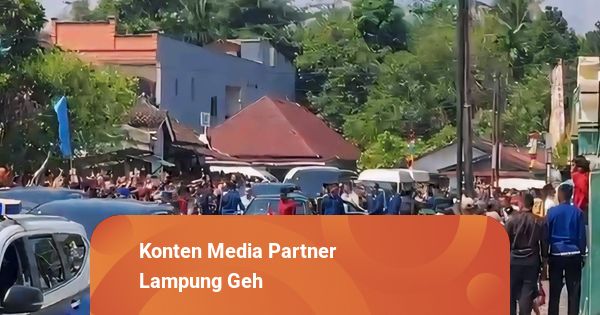 Kunjungan Kerja ke Tanggamus, Presiden Jokowi Bagikan Paket Sembako ... Kunjungan Kerja ke Tanggamus, Presiden Jokowi Bagikan Paket Sembako ...